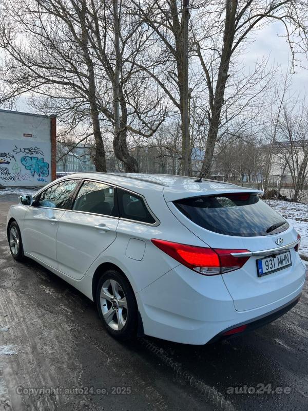 Balts Hyundai i40 2012 Tallina, ar dzinēja tilpumu 1.70 L un nobraukumu 253 tūkst. km par 5200 €, foto 2 vietnē AUTOMOTO.COM.LV
