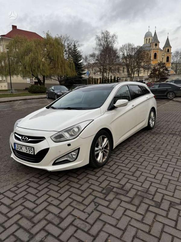 White Hyundai i40 2012 in Vilnius, with an engine capacity of 1.69 L and mileage of 283 thousand km for 3500 €, photo 1 on AUTOMOTO.COM.LV
