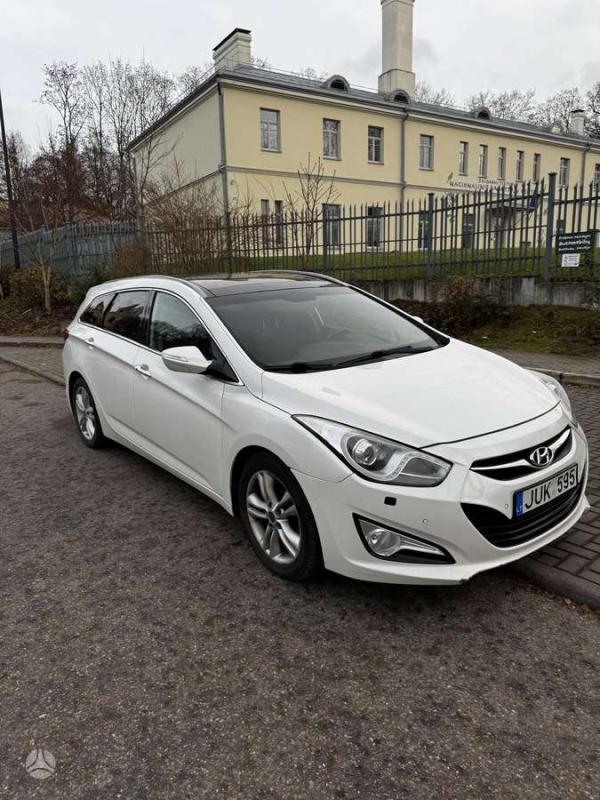 White Hyundai i40 2012 in Vilnius, with an engine capacity of 1.69 L and mileage of 283 thousand km for 3500 €, photo 2 on AUTOMOTO.COM.LV