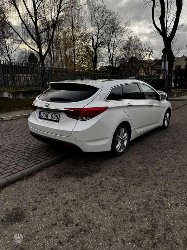 White Hyundai i40 2012 in Vilnius, with an engine capacity of 1.69 L and mileage of 283 thousand km for 3500 €, photo 3 on AUTOMOTO.COM.LV
