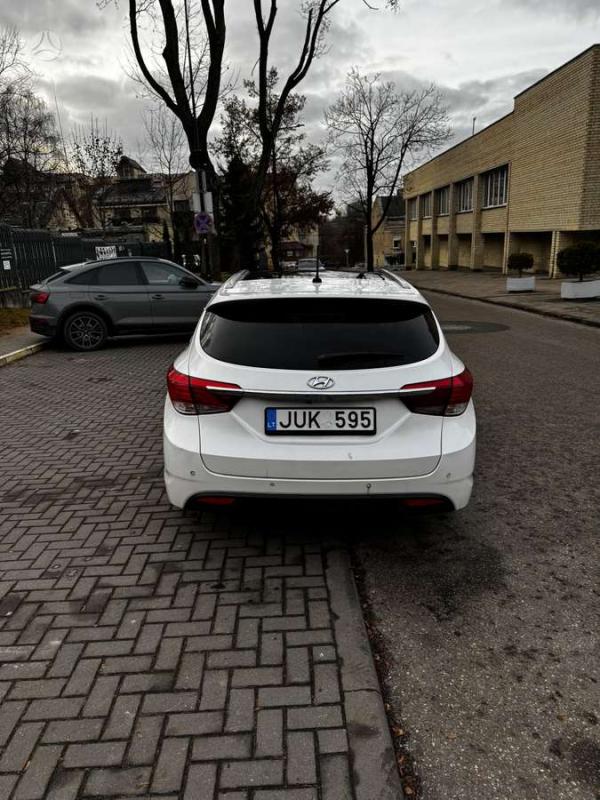 White Hyundai i40 2012 in Vilnius, with an engine capacity of 1.69 L and mileage of 283 thousand km for 3500 €, photo 4 on AUTOMOTO.COM.LV