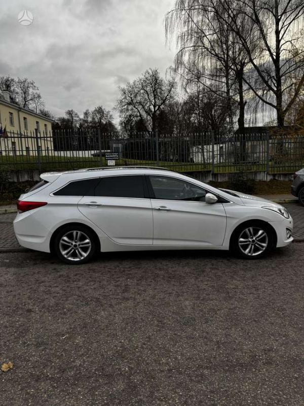 White Hyundai i40 2012 in Vilnius, with an engine capacity of 1.69 L and mileage of 283 thousand km for 3500 €, photo 5 on AUTOMOTO.COM.LV