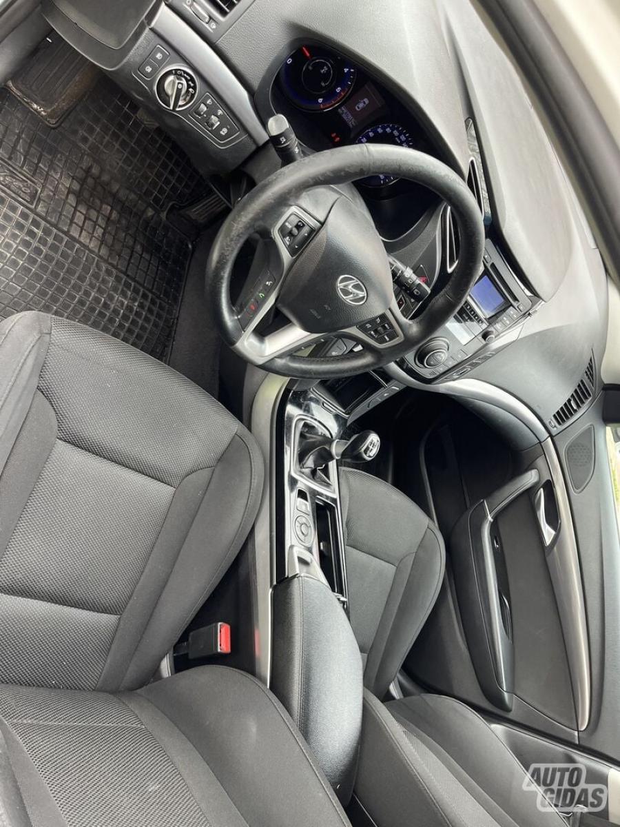 Balts Hyundai i40 2012 Šauļi, ar dzinēja tilpumu 1.70 L un nobraukumu 356 tūkst. km par 3800 €, foto 16 vietnē AUTOMOTO.COM.LV