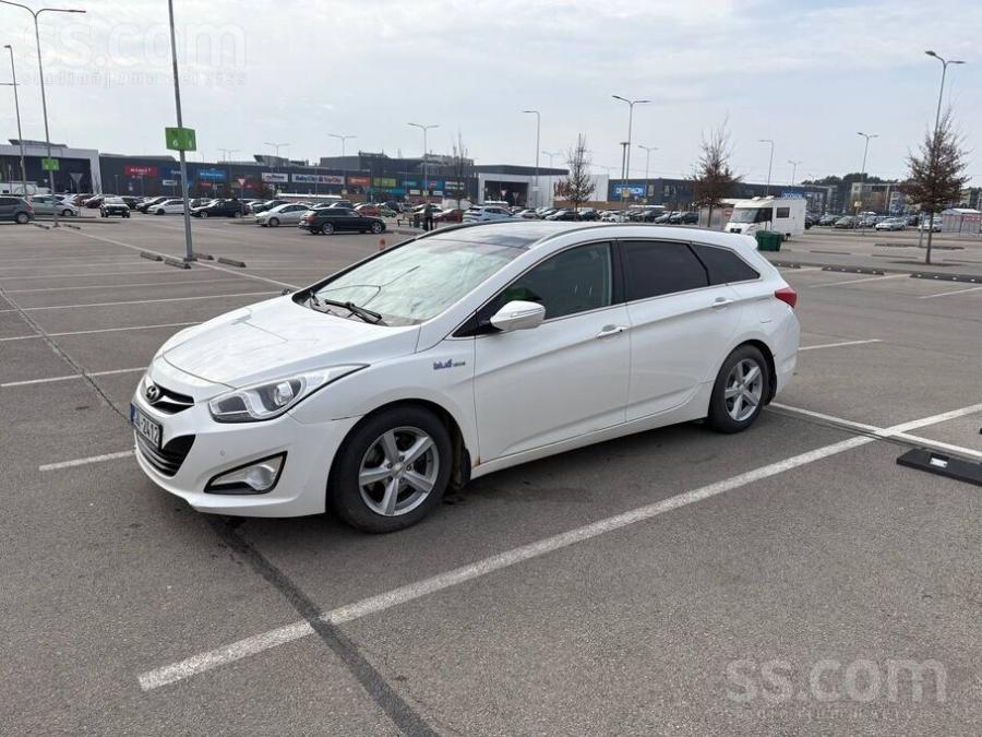 White Hyundai i40 2012 in Riga, with an engine capacity of 1.70 L and mileage of 147 thousand km for 4250 €, photo 1 on AUTOMOTO.COM.LV