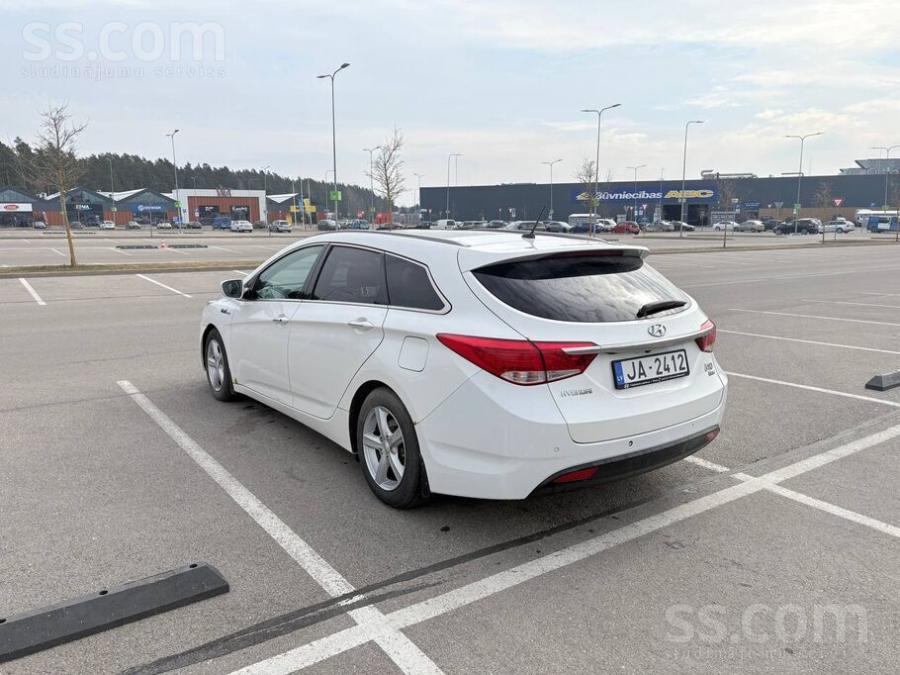 White Hyundai i40 2012 in Riga, with an engine capacity of 1.70 L and mileage of 147 thousand km for 4250 €, photo 9 on AUTOMOTO.COM.LV