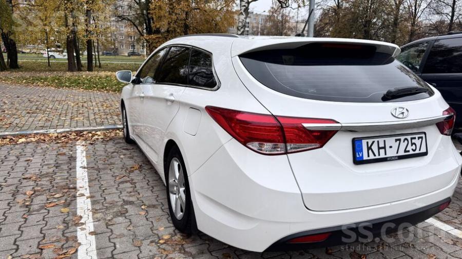 Balts Hyundai i40 2012 Rīga, ar dzinēja tilpumu 1.70 L un nobraukumu 232 tūkst. km par 2900 €, foto 4 vietnē AUTOMOTO.COM.LV