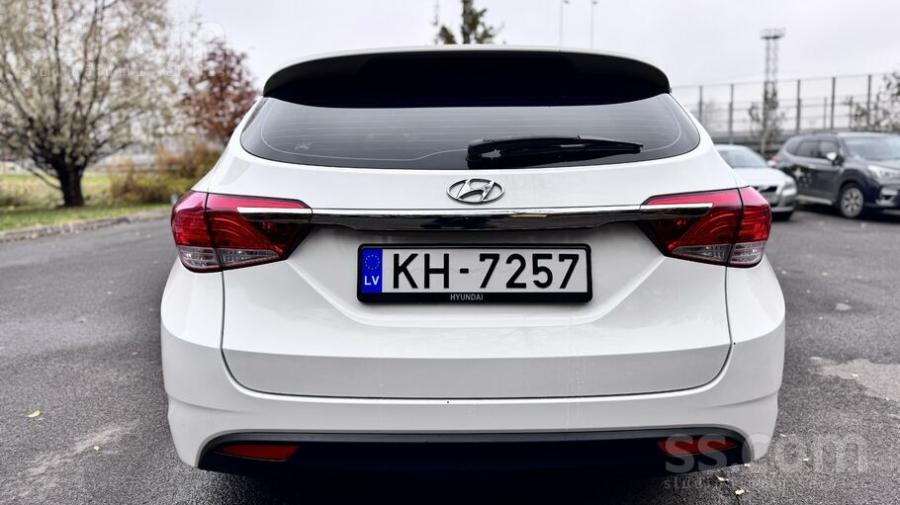 Balts Hyundai i40 2012 Rīga, ar dzinēja tilpumu 1.70 L un nobraukumu 232 tūkst. km par 2900 €, foto 9 vietnē AUTOMOTO.COM.LV