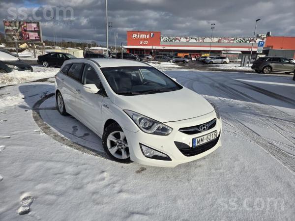 White Hyundai i40 2012 in Riga, with an engine capacity of 1.70 L and mileage of 349 thousand km for 3850 €, photo 3 on AUTOMOTO.COM.LV