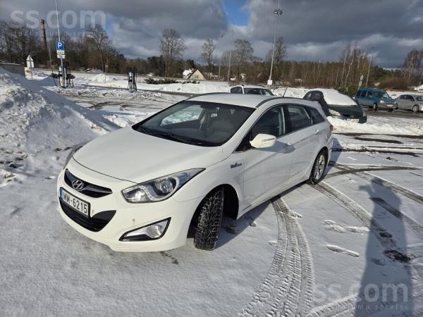 White Hyundai i40 2012 in Riga, with an engine capacity of 1.70 L and mileage of 349 thousand km for 3850 €, photo 4 on AUTOMOTO.COM.LV