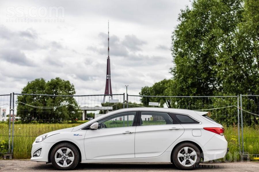 White Hyundai i40 2012 in Riga, with an engine capacity of 1.70 L and mileage of 352 thousand km for 4790 €, photo 5 on AUTOMOTO.COM.LV