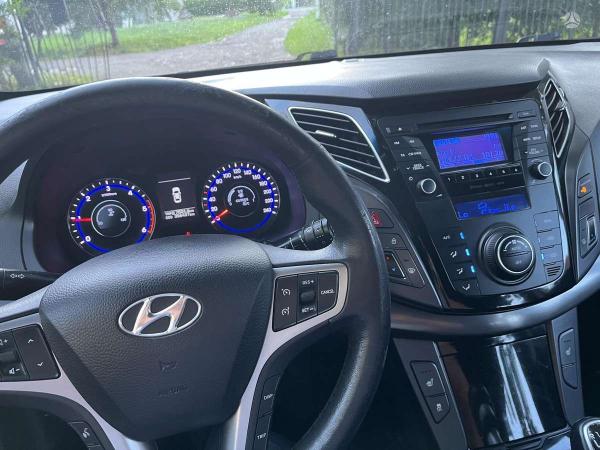 White Hyundai i40 2012 in Siauliai, with an engine capacity of 1.69 L and mileage of 350 thousand km for 3400 €, photo 1 on AUTOMOTO.COM.LV