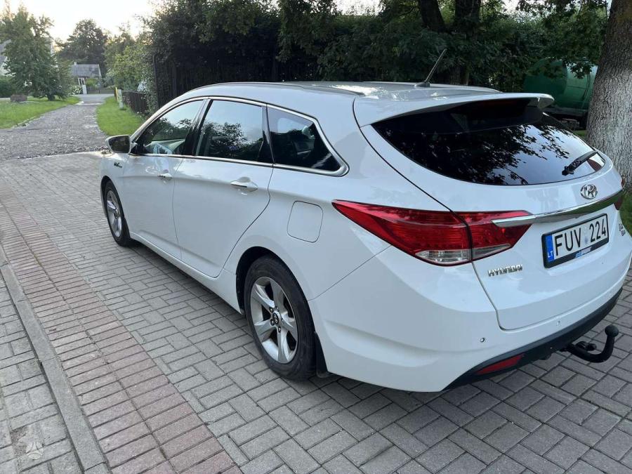 Balts Hyundai i40 2012 Šauļi, ar dzinēja tilpumu 1.69 L un nobraukumu 350 tūkst. km par 3400 €, foto 6 vietnē AUTOMOTO.COM.LV