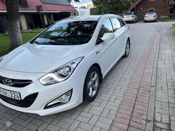White Hyundai i40 2012 in Siauliai, with an engine capacity of 1.69 L and mileage of 350 thousand km for 3400 €, photo 6 on AUTOMOTO.COM.LV