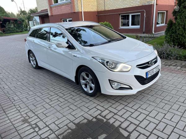White Hyundai i40 2012 in Siauliai, with an engine capacity of 1.69 L and mileage of 350 thousand km for 3400 €, photo 8 on AUTOMOTO.COM.LV