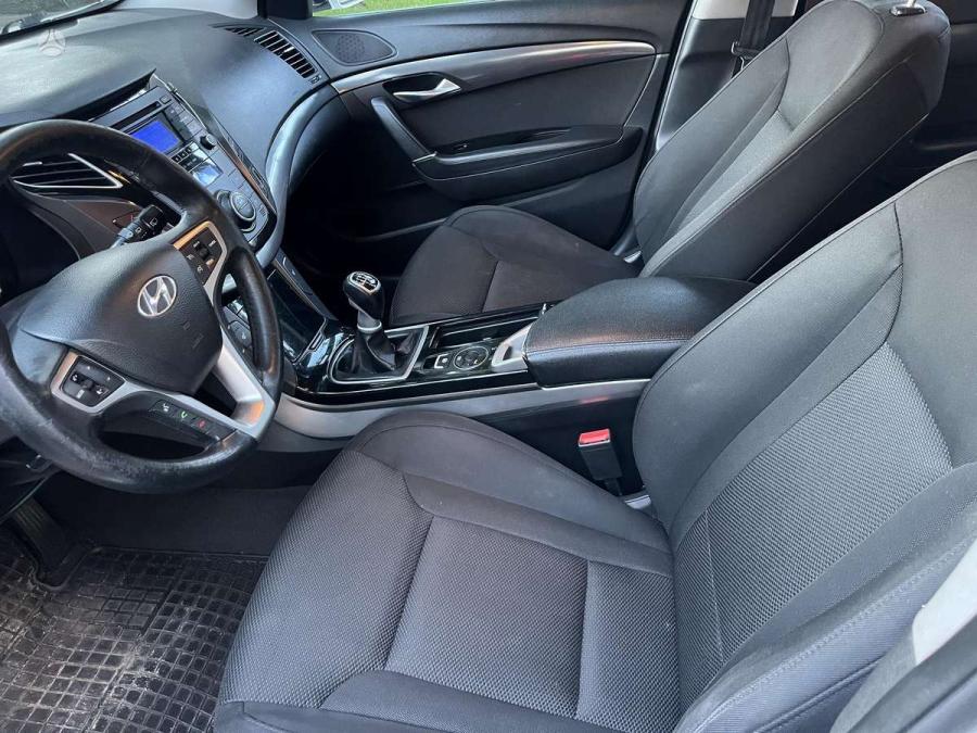 Balts Hyundai i40 2012 Šauļi, ar dzinēja tilpumu 1.69 L un nobraukumu 350 tūkst. km par 3400 €, foto 13 vietnē AUTOMOTO.COM.LV