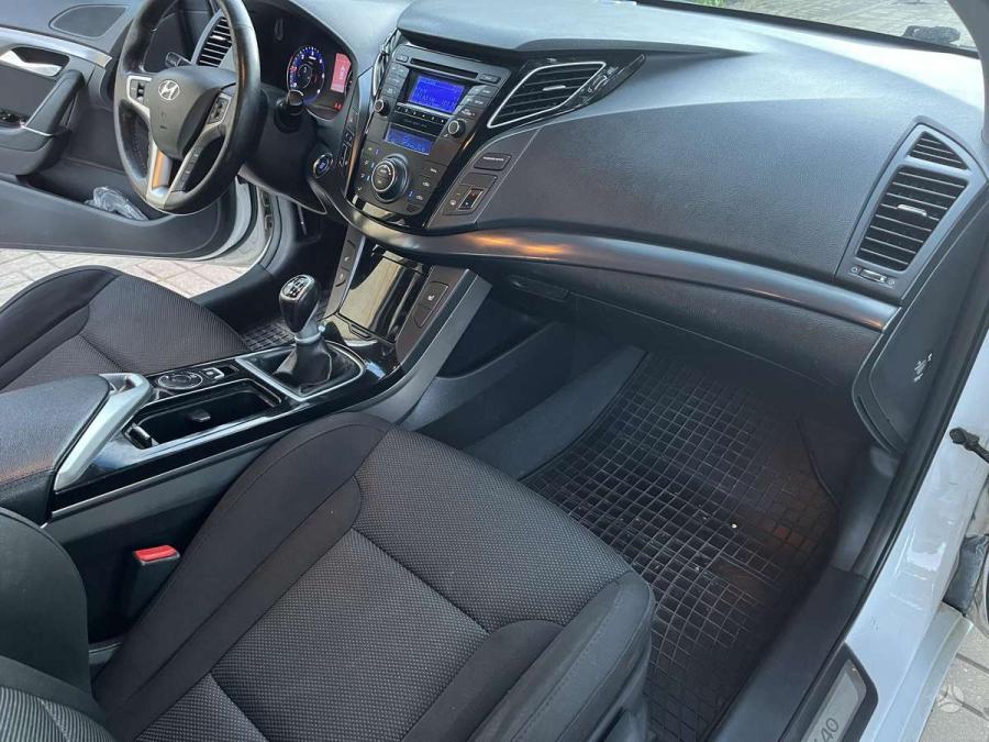 Balts Hyundai i40 2012 Šauļi, ar dzinēja tilpumu 1.69 L un nobraukumu 350 tūkst. km par 3400 €, foto 15 vietnē AUTOMOTO.COM.LV