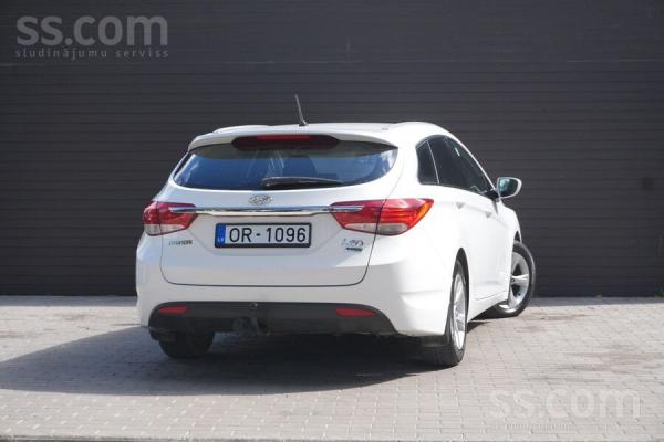 White Hyundai i40 2012 in Riga, with an engine capacity of 1.70 L and mileage of 321 thousand km for 6490 €, photo 3 on AUTOMOTO.COM.LV