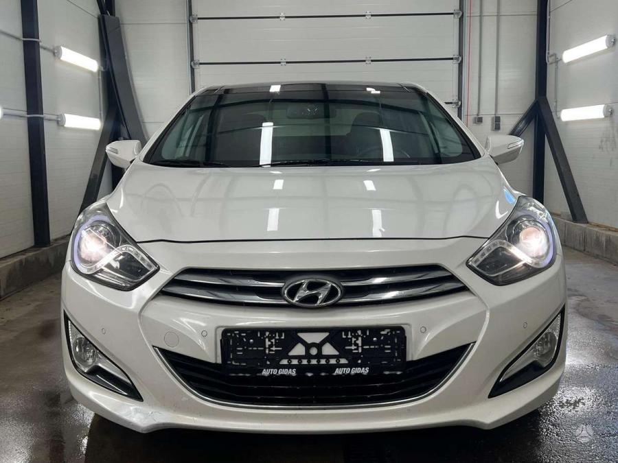 White Hyundai i40 2012 in Vilnius, with an engine capacity of 1.69 L and mileage of 216 thousand km for 5808 €, photo 1 on AUTOMOTO.COM.LV