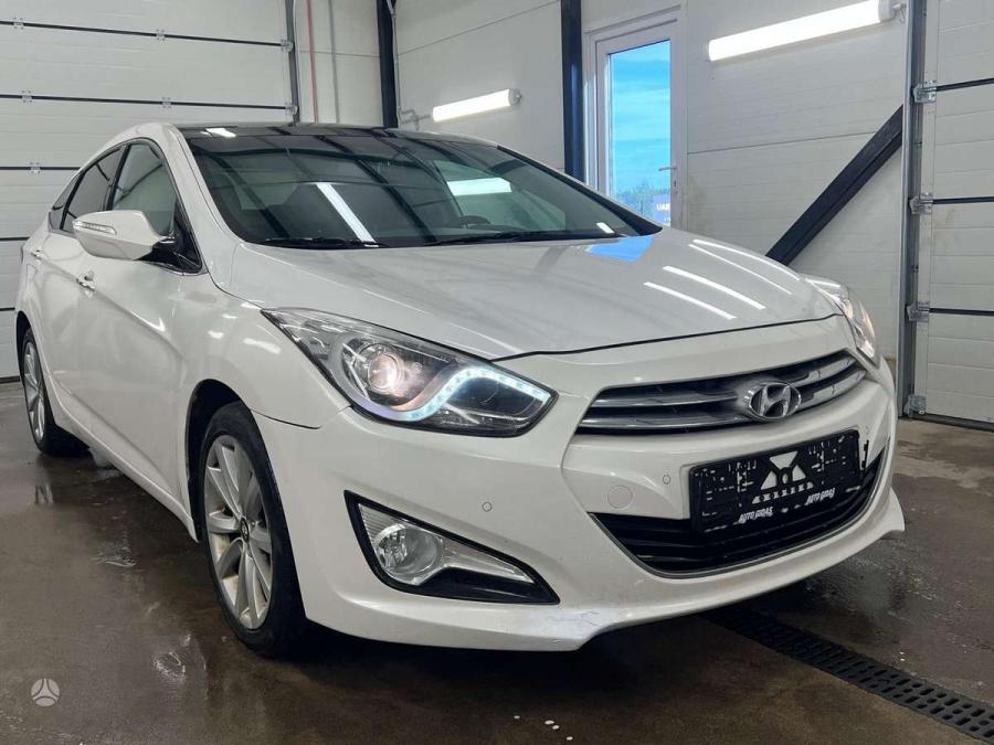 White Hyundai i40 2012 in Vilnius, with an engine capacity of 1.69 L and mileage of 216 thousand km for 5808 €, photo 3 on AUTOMOTO.COM.LV