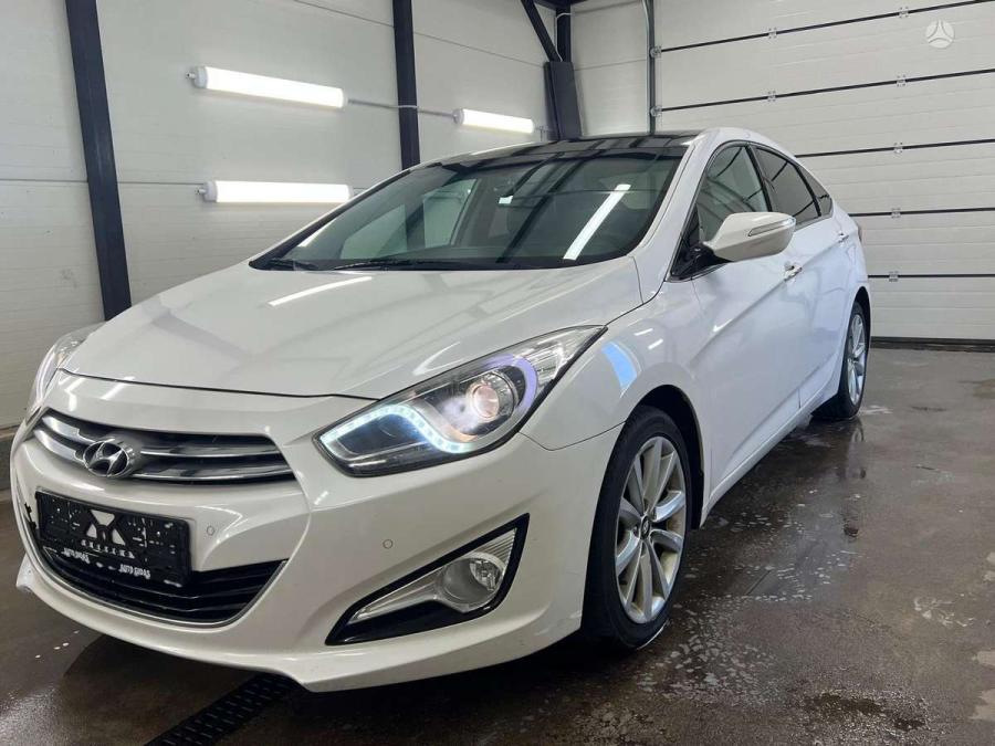 White Hyundai i40 2012 in Vilnius, with an engine capacity of 1.69 L and mileage of 216 thousand km for 5808 €, photo 4 on AUTOMOTO.COM.LV