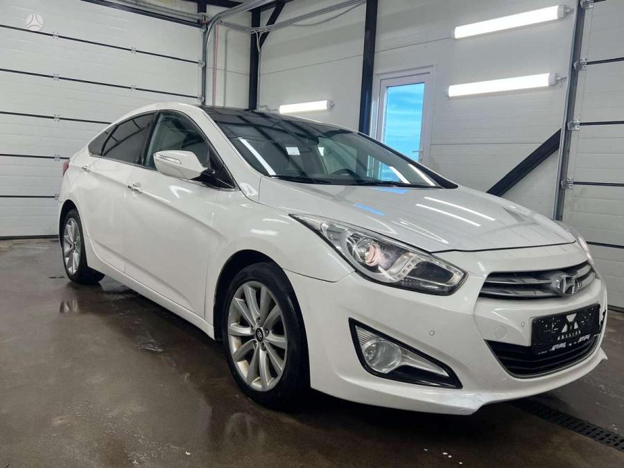 White Hyundai i40 2012 in Vilnius, with an engine capacity of 1.69 L and mileage of 216 thousand km for 5808 €, photo 5 on AUTOMOTO.COM.LV