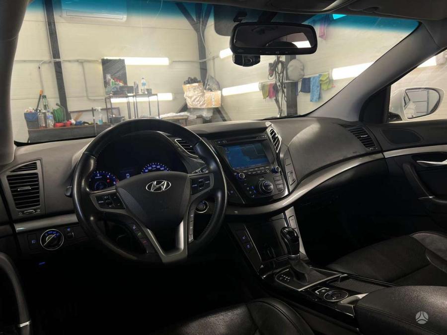 White Hyundai i40 2012 in Vilnius, with an engine capacity of 1.69 L and mileage of 216 thousand km for 5808 €, photo 14 on AUTOMOTO.COM.LV