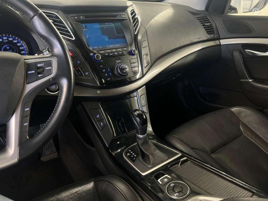 White Hyundai i40 2012 in Vilnius, with an engine capacity of 1.69 L and mileage of 216 thousand km for 5808 €, photo 15 on AUTOMOTO.COM.LV