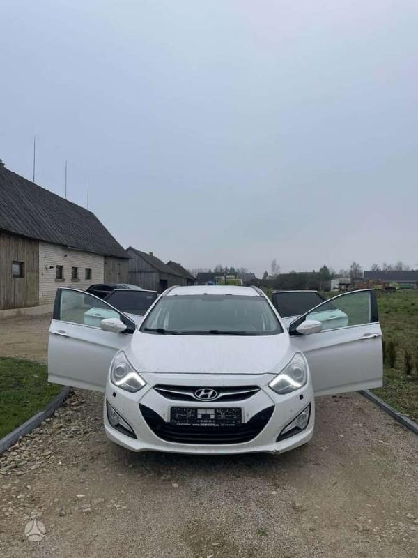 White Hyundai i40 2013 in Sakiai, with an engine capacity of 1.69 L and mileage of 230 thousand km for 2300 €, photo 1 on AUTOMOTO.COM.LV