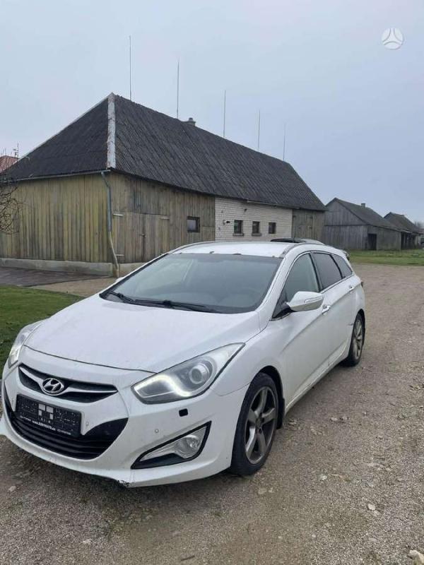 White Hyundai i40 2013 in Sakiai, with an engine capacity of 1.69 L and mileage of 230 thousand km for 2300 €, photo 2 on AUTOMOTO.COM.LV
