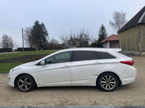 White Hyundai i40 2013 in Sakiai, with an engine capacity of 1.69 L and mileage of 230 thousand km for 2300 €, photo 9 on AUTOMOTO.COM.LV