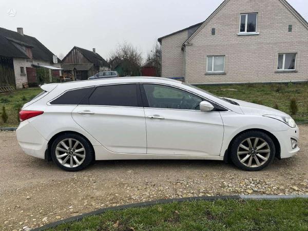 White Hyundai i40 2013 in Sakiai, with an engine capacity of 1.69 L and mileage of 230 thousand km for 2300 €, photo 10 on AUTOMOTO.COM.LV