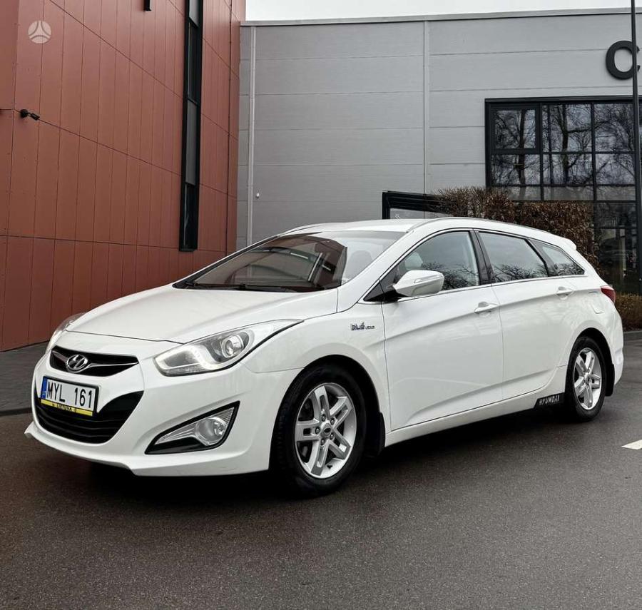 White Hyundai i40 2013 in Vilnius, with an engine capacity of 1.69 L and mileage of 259 thousand km for 4000 €, photo 1 on AUTOMOTO.COM.LV