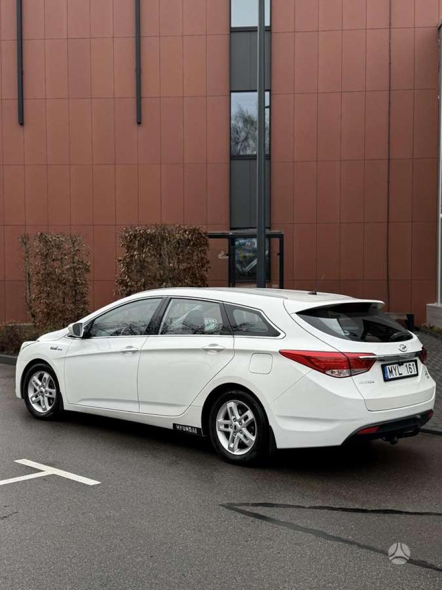 White Hyundai i40 2013 in Vilnius, with an engine capacity of 1.69 L and mileage of 259 thousand km for 4000 €, photo 6 on AUTOMOTO.COM.LV