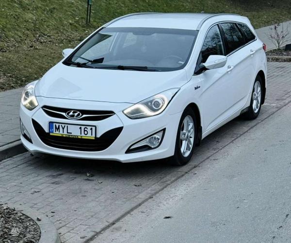 White Hyundai i40 2013 in Vilnius, with an engine capacity of 1.69 L and mileage of 259 thousand km for 3700 €, photo 2 on AUTOMOTO.COM.LV
