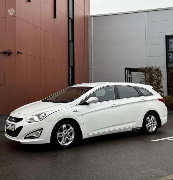 White Hyundai i40 2013 in Vilnius, with an engine capacity of 1.69 L and mileage of 259 thousand km for 3700 €, photo 3 on AUTOMOTO.COM.LV