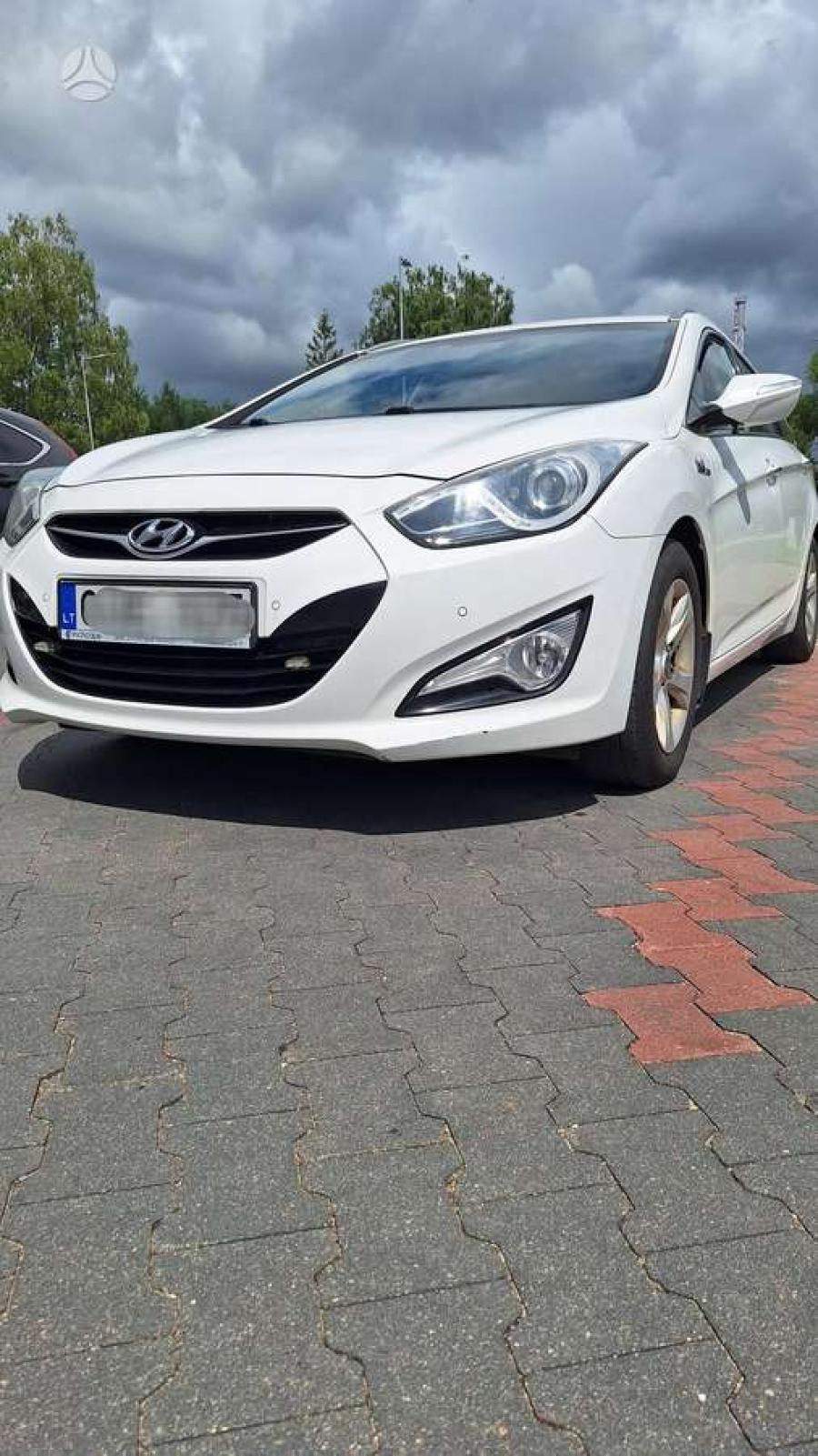 White Hyundai i40 2013 in Vilnius, with an engine capacity of 1.59 L and mileage of 181 thousand km for 5700 €, photo 4 on AUTOMOTO.COM.LV