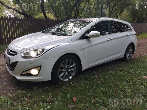 White Hyundai i40 2014 in Riga, with an engine capacity of 1.70 L and mileage of 305 thousand km for 4950 €, photo 3 on AUTOMOTO.COM.LV