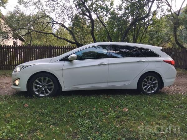 White Hyundai i40 2014 in Riga, with an engine capacity of 1.70 L and mileage of 305 thousand km for 4950 €, photo 4 on AUTOMOTO.COM.LV