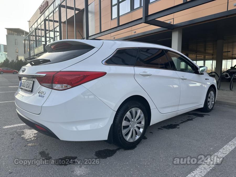 White Hyundai i40 2014 in Tallinn, with an engine capacity of 1.60 L and mileage of 245 thousand km for 5790 €, photo 1 on AUTOMOTO.COM.LV