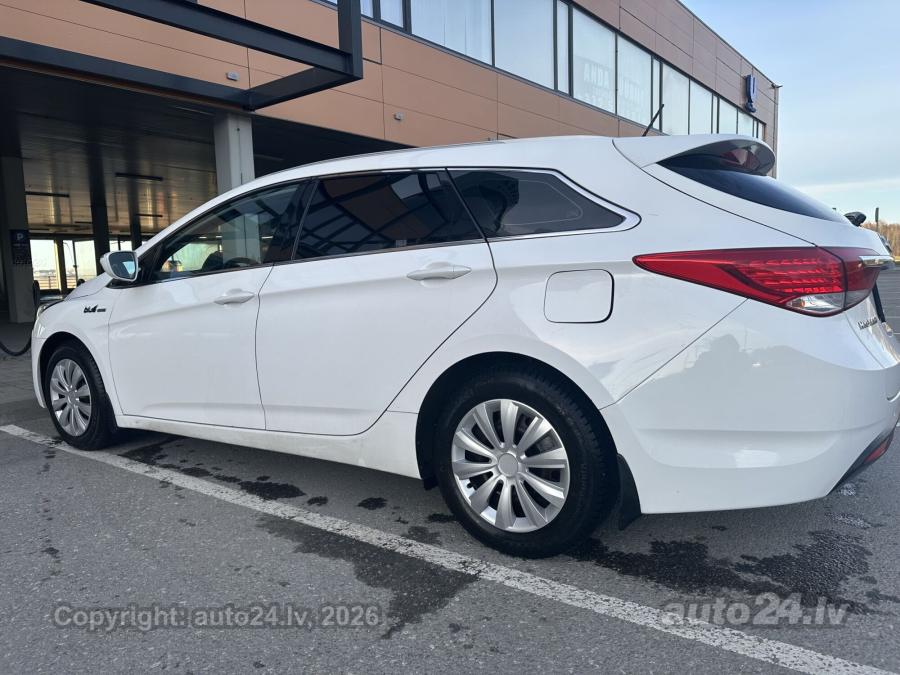 White Hyundai i40 2014 in Tallinn, with an engine capacity of 1.60 L and mileage of 245 thousand km for 5790 €, photo 8 on AUTOMOTO.COM.LV