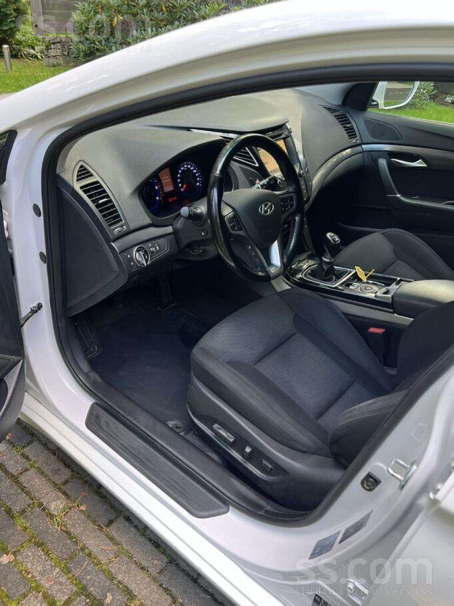 Balts Hyundai i40 2014 Rīga, ar dzinēja tilpumu 1.70 L un nobraukumu 136 tūkst. km par 6500 €, foto 8 vietnē AUTOMOTO.COM.LV