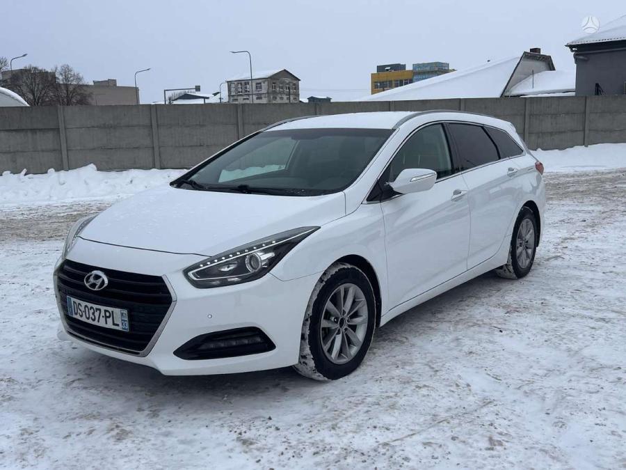 White Hyundai i40 2015 in Taurage, with an engine capacity of 1.69 L and mileage of 211 thousand km for 5900 €, photo 1 on AUTOMOTO.COM.LV