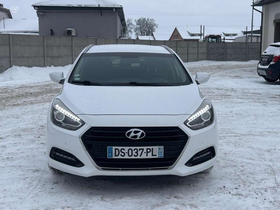 White Hyundai i40 2015 in Taurage, with an engine capacity of 1.69 L and mileage of 211 thousand km for 5900 €, photo 3 on AUTOMOTO.COM.LV
