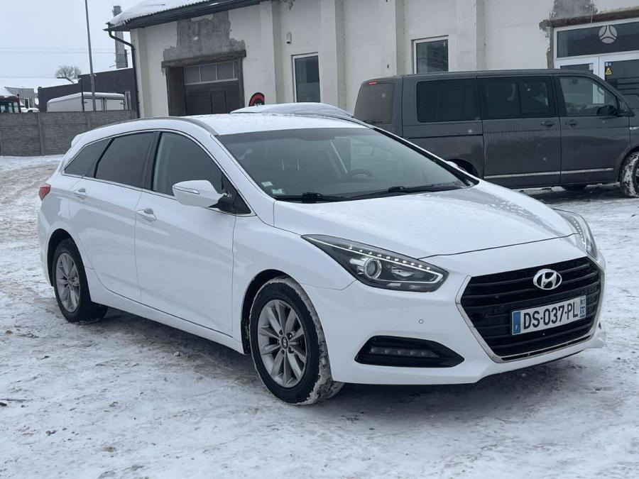 White Hyundai i40 2015 in Taurage, with an engine capacity of 1.69 L and mileage of 211 thousand km for 5900 €, photo 4 on AUTOMOTO.COM.LV