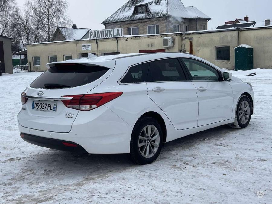 White Hyundai i40 2015 in Taurage, with an engine capacity of 1.69 L and mileage of 211 thousand km for 5900 €, photo 6 on AUTOMOTO.COM.LV