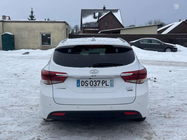 White Hyundai i40 2015 in Taurage, with an engine capacity of 1.69 L and mileage of 211 thousand km for 5900 €, photo 7 on AUTOMOTO.COM.LV