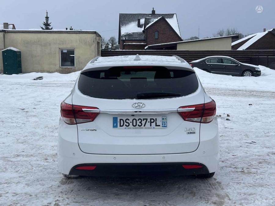 White Hyundai i40 2015 in Taurage, with an engine capacity of 1.69 L and mileage of 211 thousand km for 5900 €, photo 7 on AUTOMOTO.COM.LV
