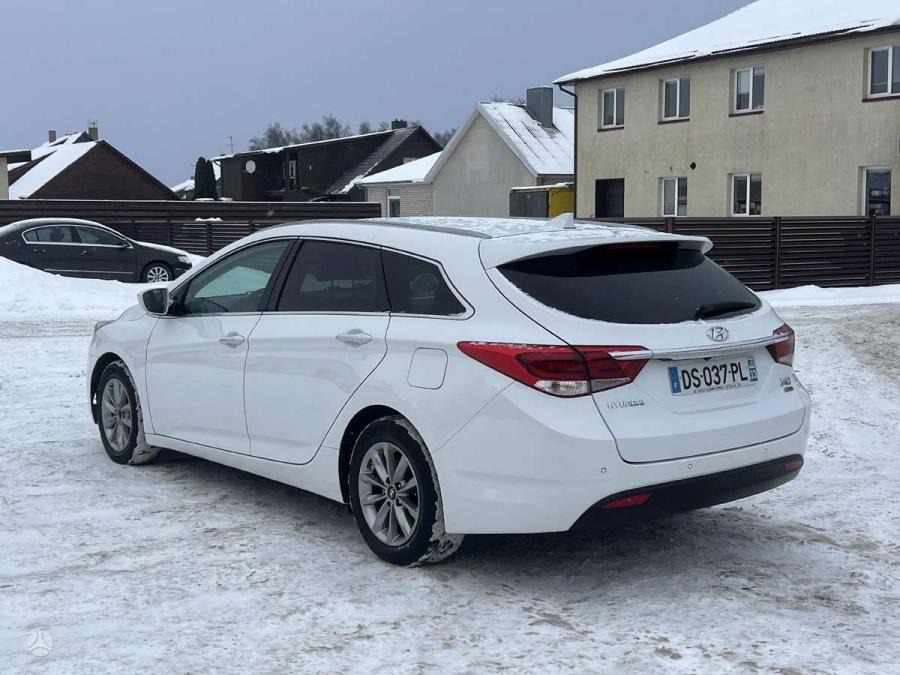 White Hyundai i40 2015 in Taurage, with an engine capacity of 1.69 L and mileage of 211 thousand km for 5900 €, photo 8 on AUTOMOTO.COM.LV