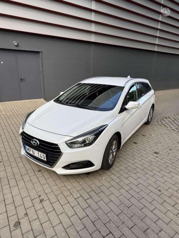 White Hyundai i40 2015 in Alytus, with an engine capacity of 1.69 L and mileage of 298 thousand km for 4450 €, photo 2 on AUTOMOTO.COM.LV
