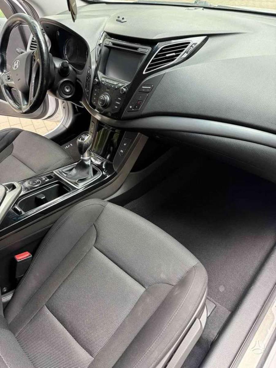 White Hyundai i40 2015 in Alytus, with an engine capacity of 1.69 L and mileage of 298 thousand km for 4450 €, photo 10 on AUTOMOTO.COM.LV